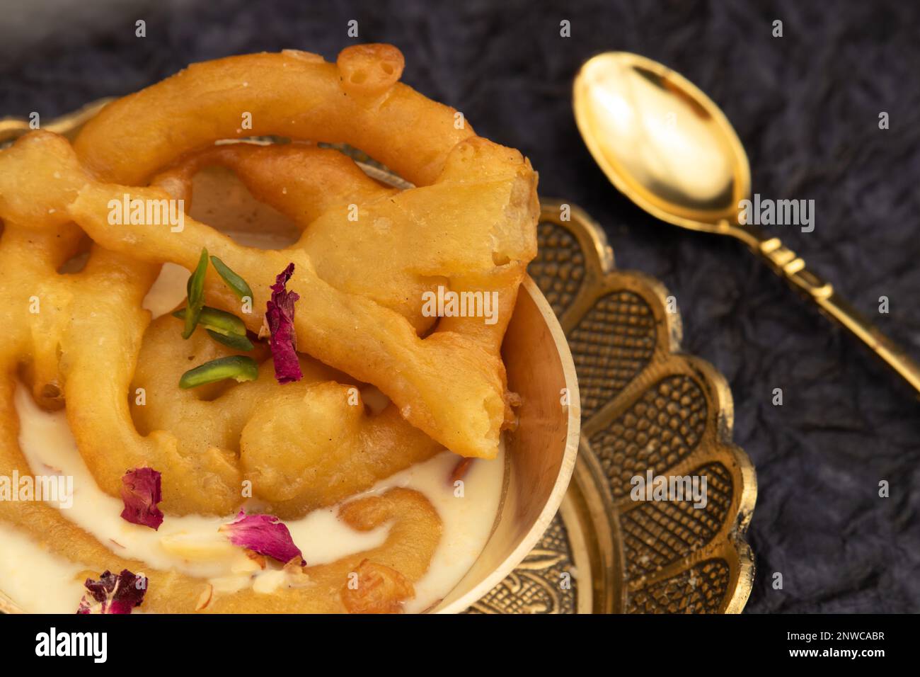 Badami Doodh Jalebi - Deadly Combination Of Indian Jaleba Of Old Delhi ...