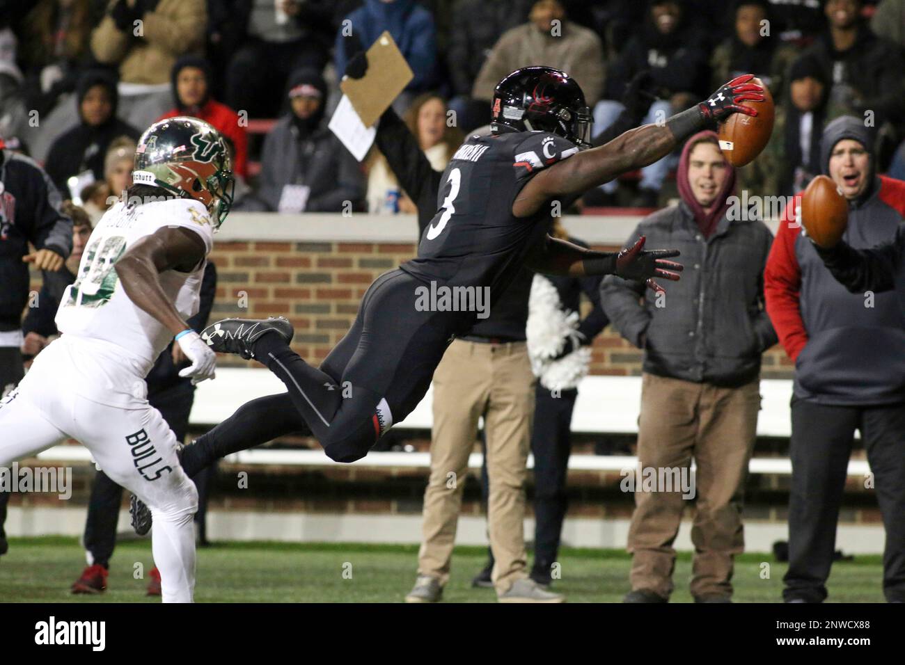November 10, 2018: Cincinnati Bearcats RB Michael Warren II dives into ...