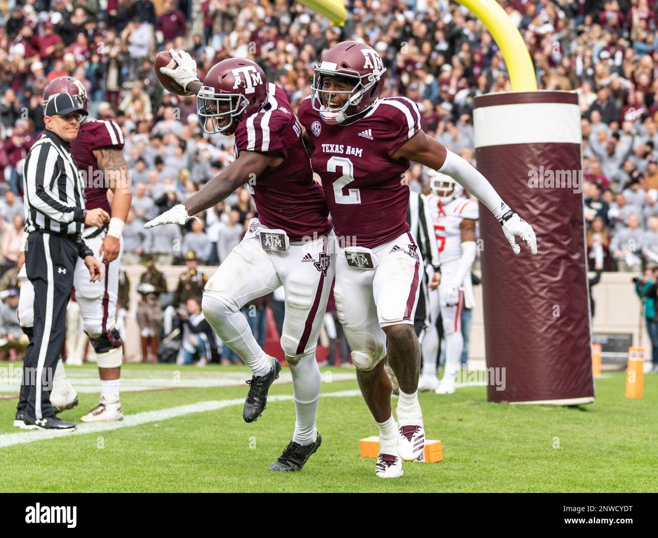 Texas A&M wide receiver Quartney Davis (1) celebrates his touchdown ...