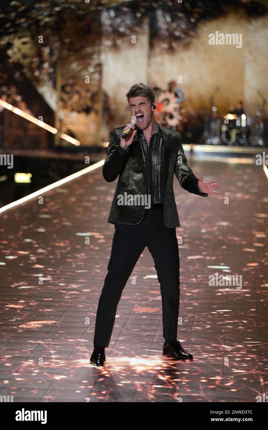 Photo by: John Nacion/STAR MAX/IPx 2018 11/8/18 Adriana Lima, Behati ...