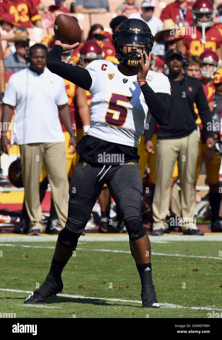 LOS ANGELES, CA - OCTOBER 27: Arizona State Sun Devils quarterback ...