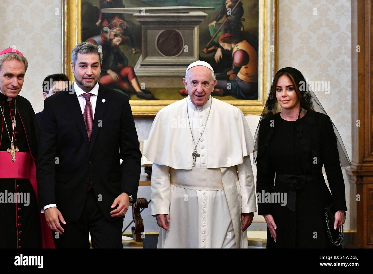 Pope Francis poses for a photograph with Paraguay's President Mario ...