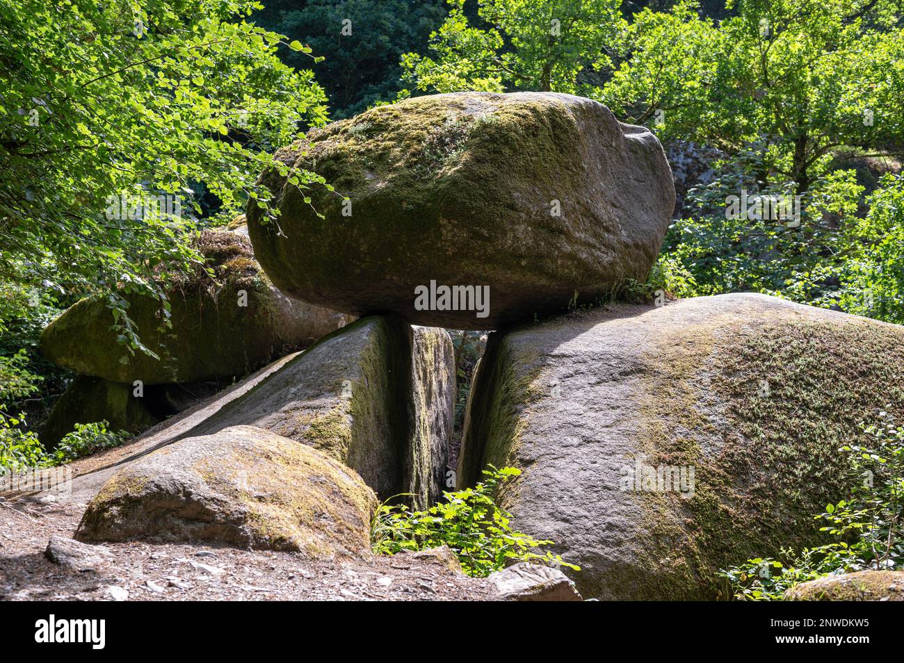 Pont d'énormes rochers de granit, forêt de Huelgoat, Bretagne, France ...