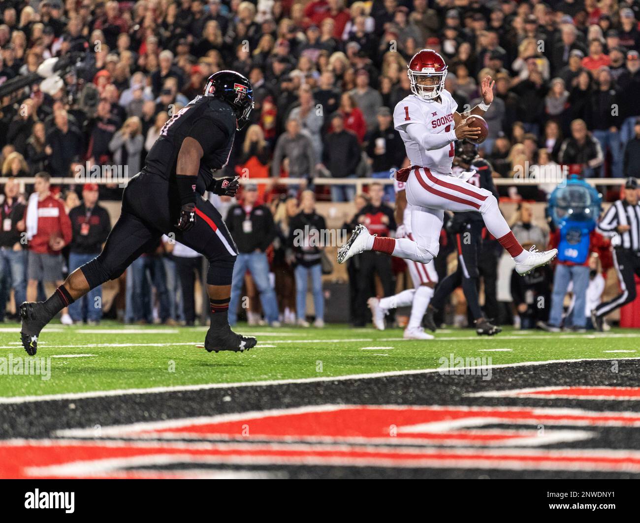 Oklahoma quarterback Kyler Murray (1) scores a touchdown during the ...