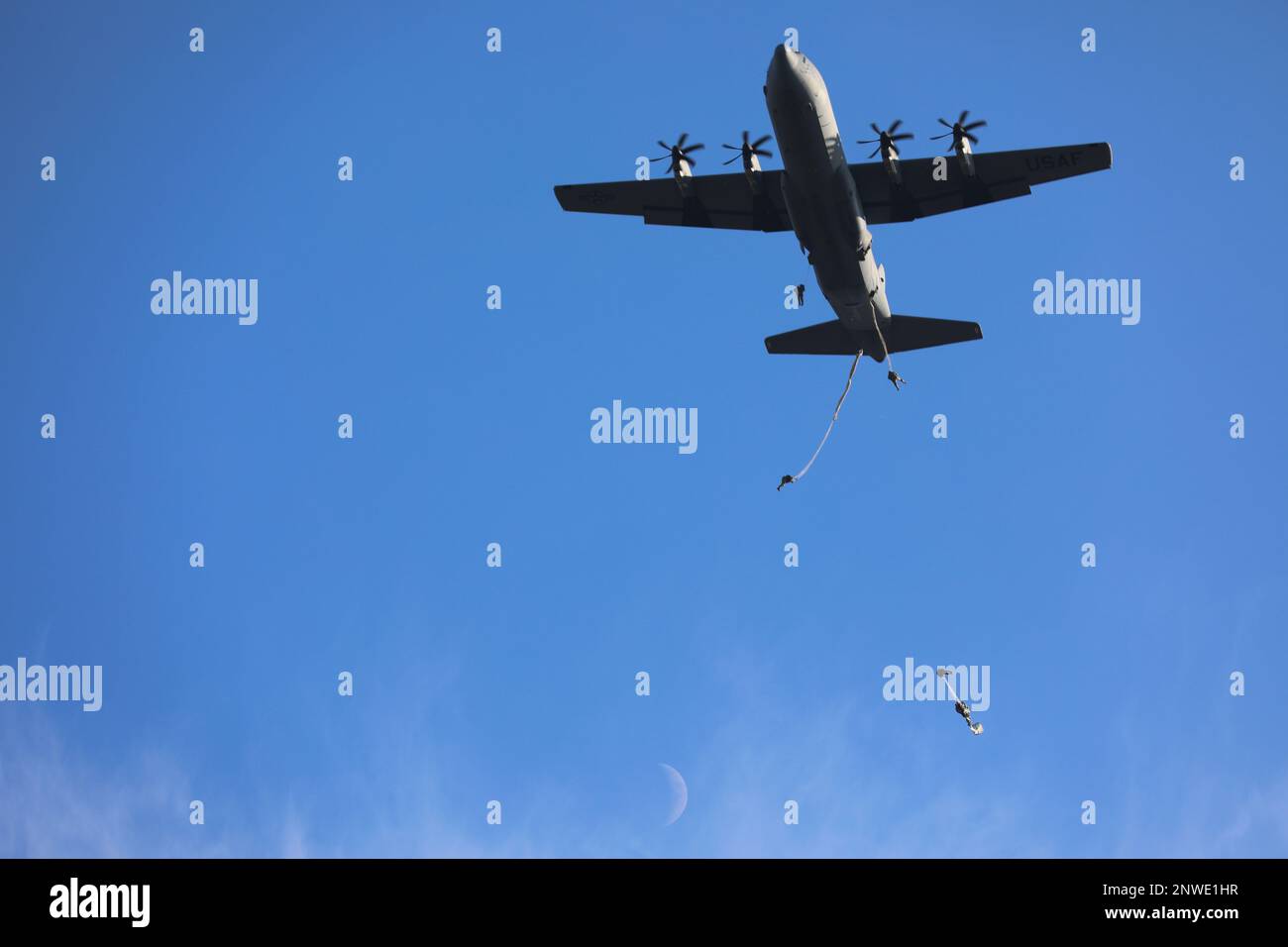 U.S. Army paratroopers assigned to the 173rd Airborne Brigade conduct ...