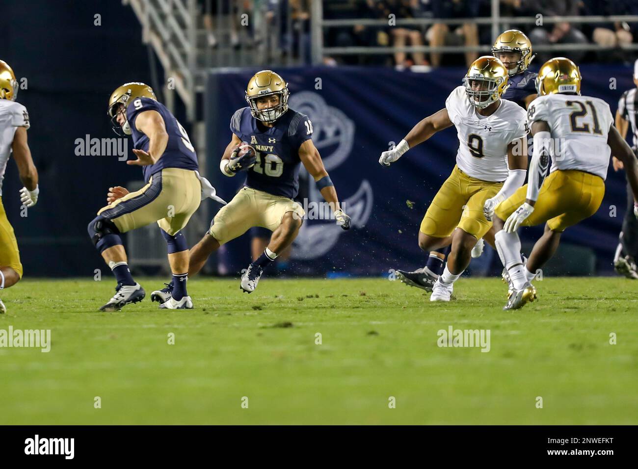October 27,2018: Navy Midshipmen quarterback Malcolm Perry (10) keeps ...