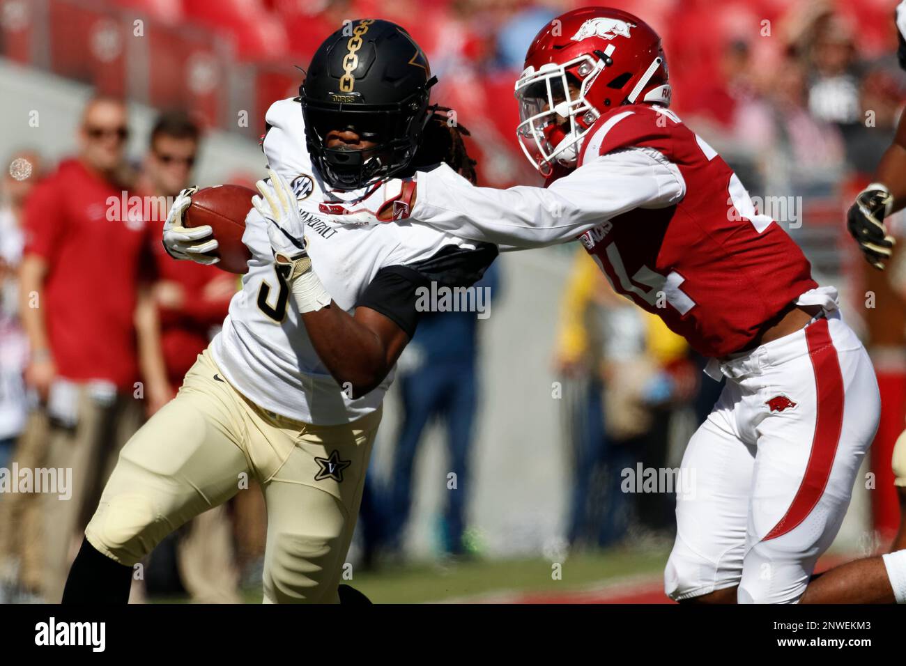 FAYETTEVILLE, AR - OCTOBER 27: Vanderbilt Commodores running back Ja'Veon Marlow (3) carries the ...