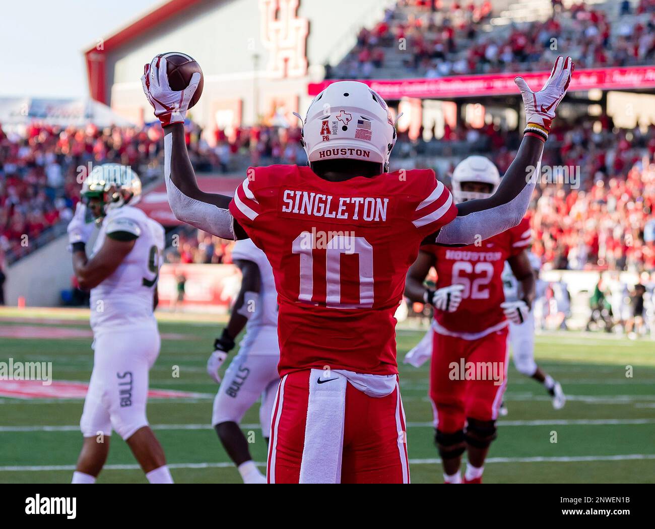 Houston Cougars wide receiver Jeremy Singleton (10) celebrates during ...