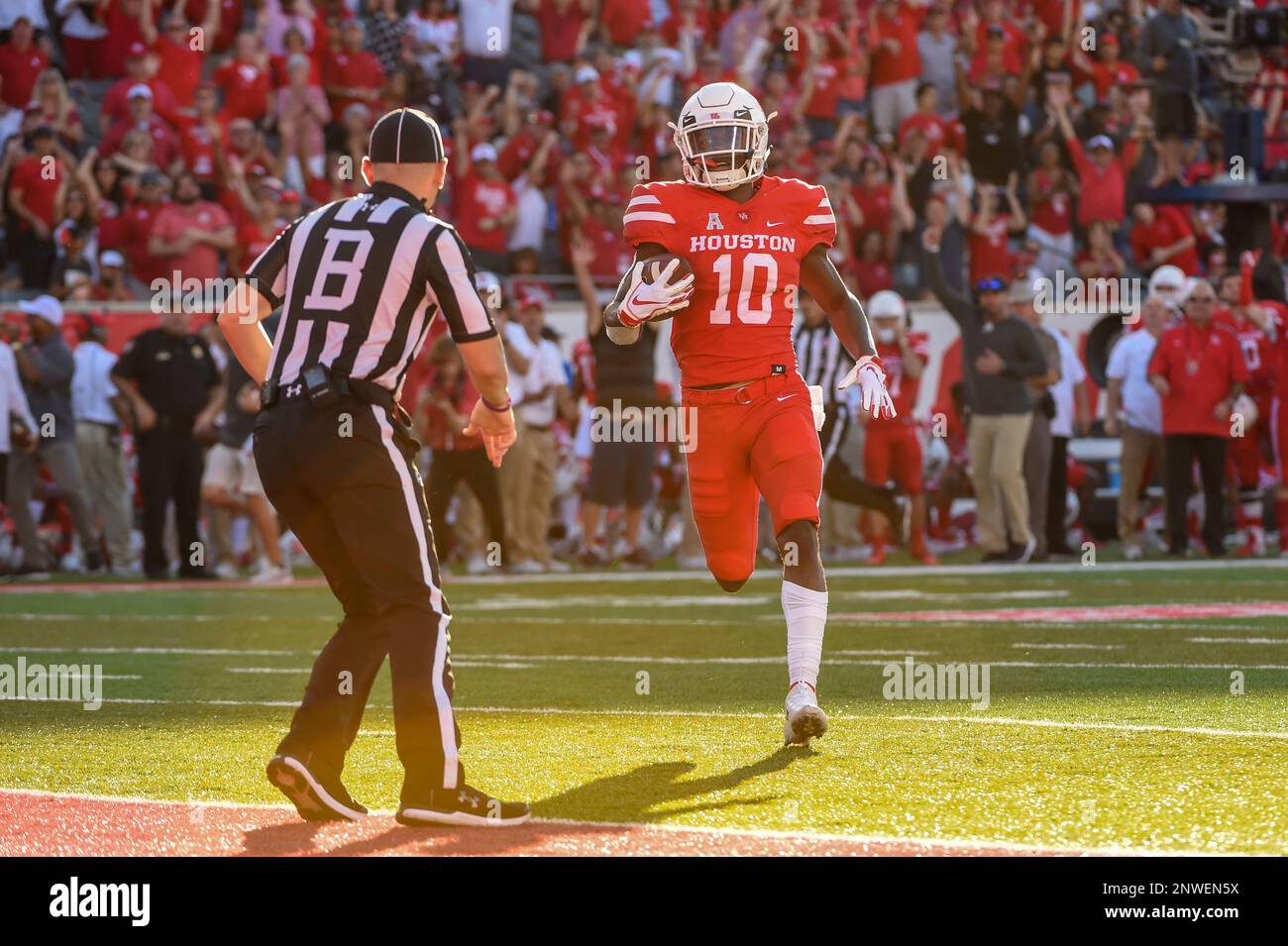 HOUSTON, TX - OCTOBER 27: Houston Cougars wide receiver Jeremy ...
