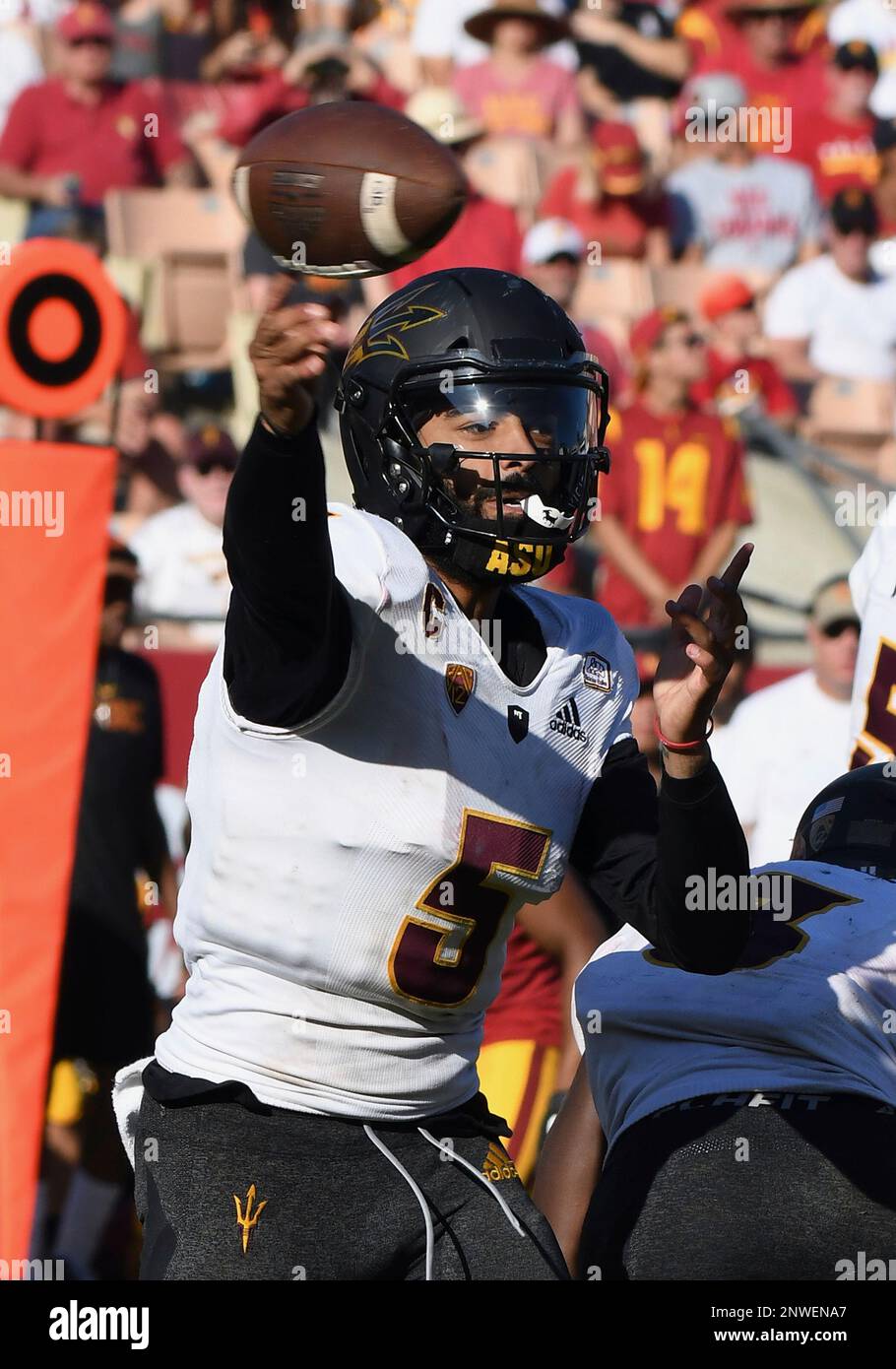 LOS ANGELES, CA - OCTOBER 27: Arizona State Sun Devils quarterback ...