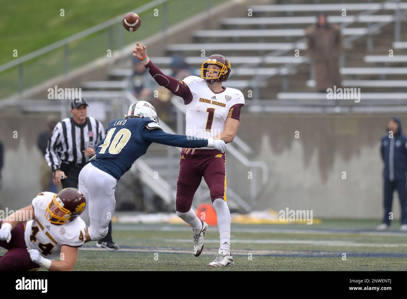 AKRON, OH - OCTOBER 27: Central Michigan Chippewas quarterback Tony ...
