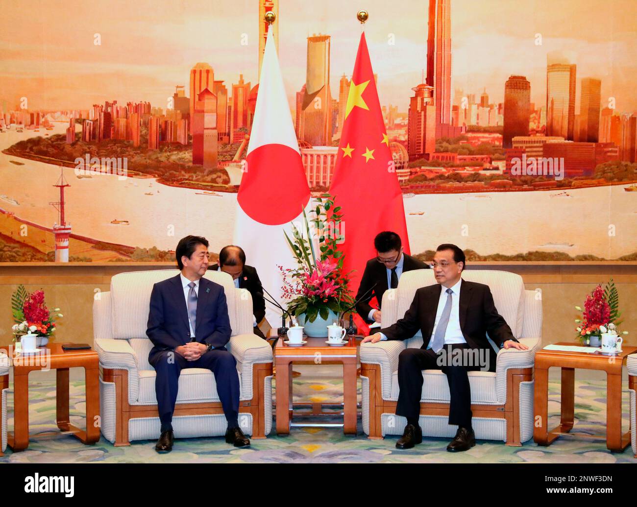 Japanese Prime Minister Shinzo Abe (L) meets Chinese Premier Li Keqiang ...