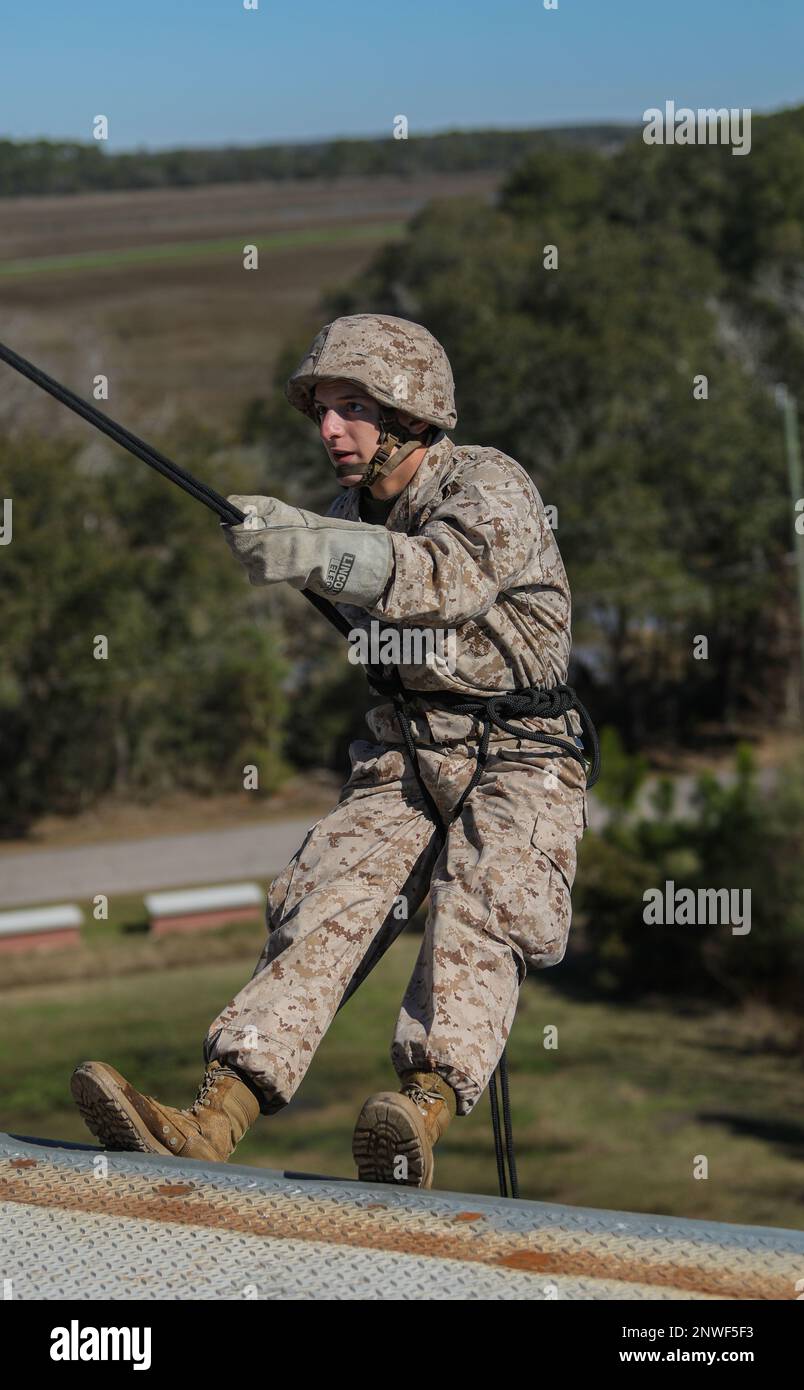 Recruits with Hotel Company, 2nd Recruit Training Battalion, execute ...
