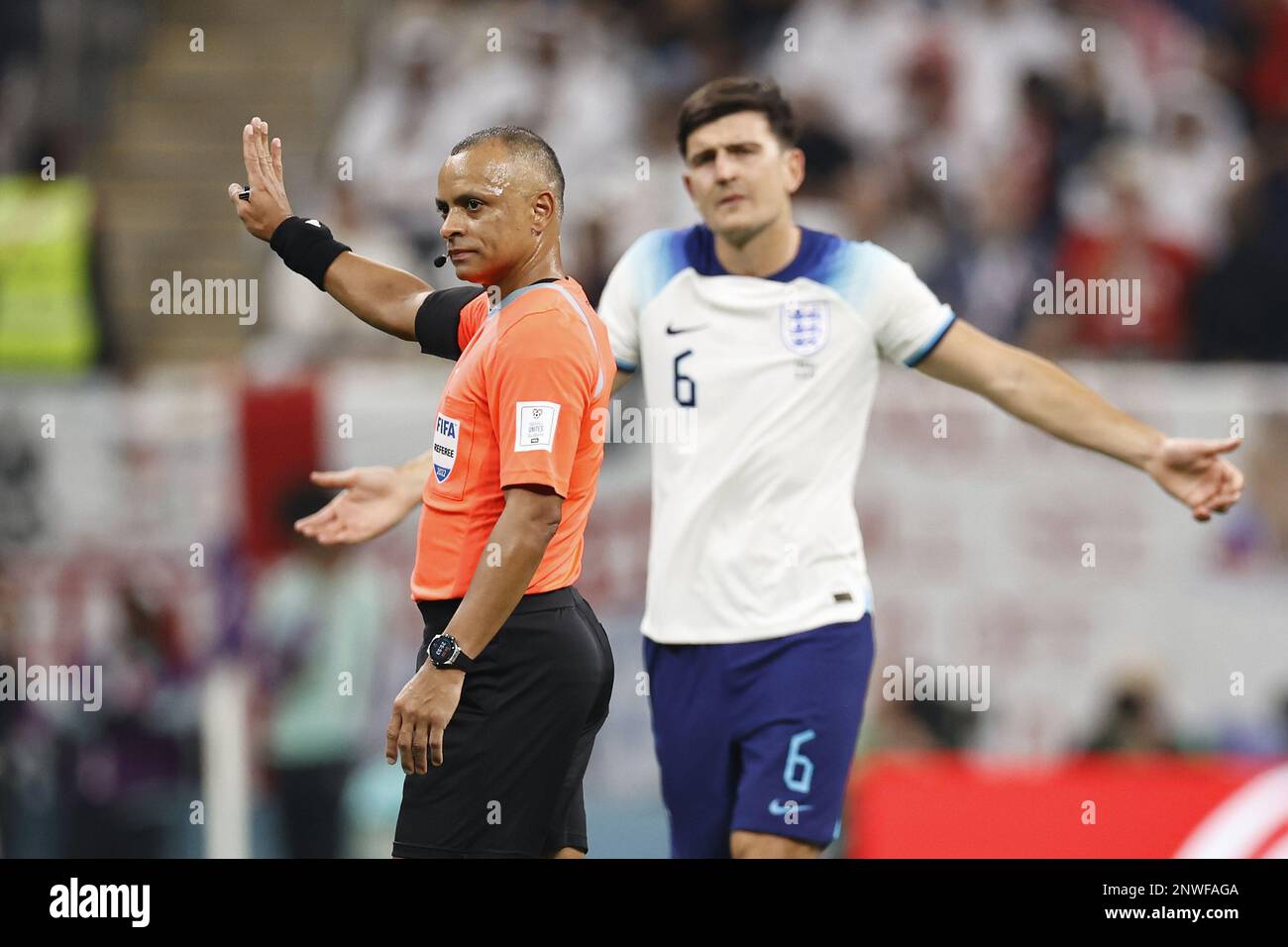 AL KHOR - (LR) referee Wilton Sampaio, Harry Maguire of England during ...