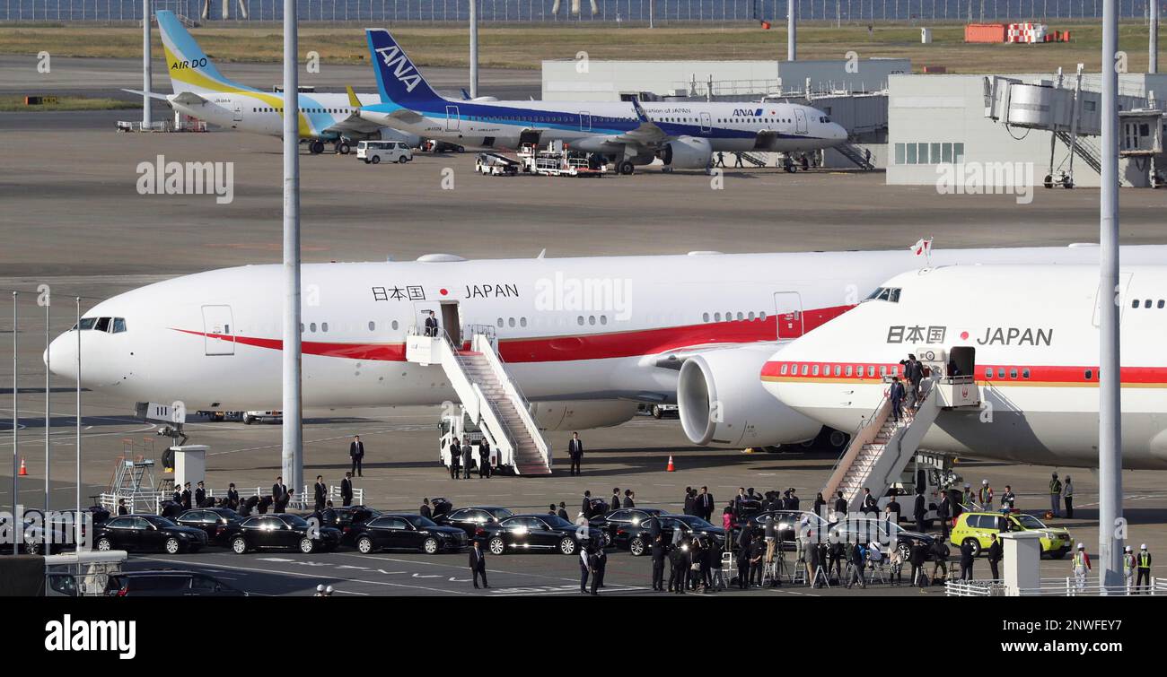 A Japanese government jet (front) which carried Japan's Prime Minister ...