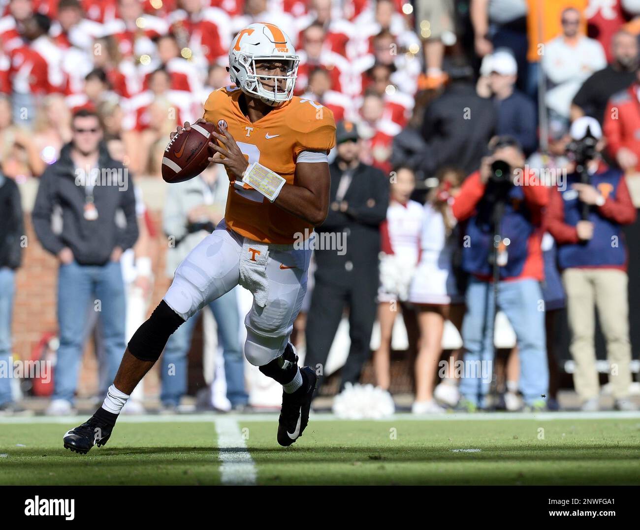 Tennessee quarterback Jarrett Guarantano (2) looks to throw the ball ...