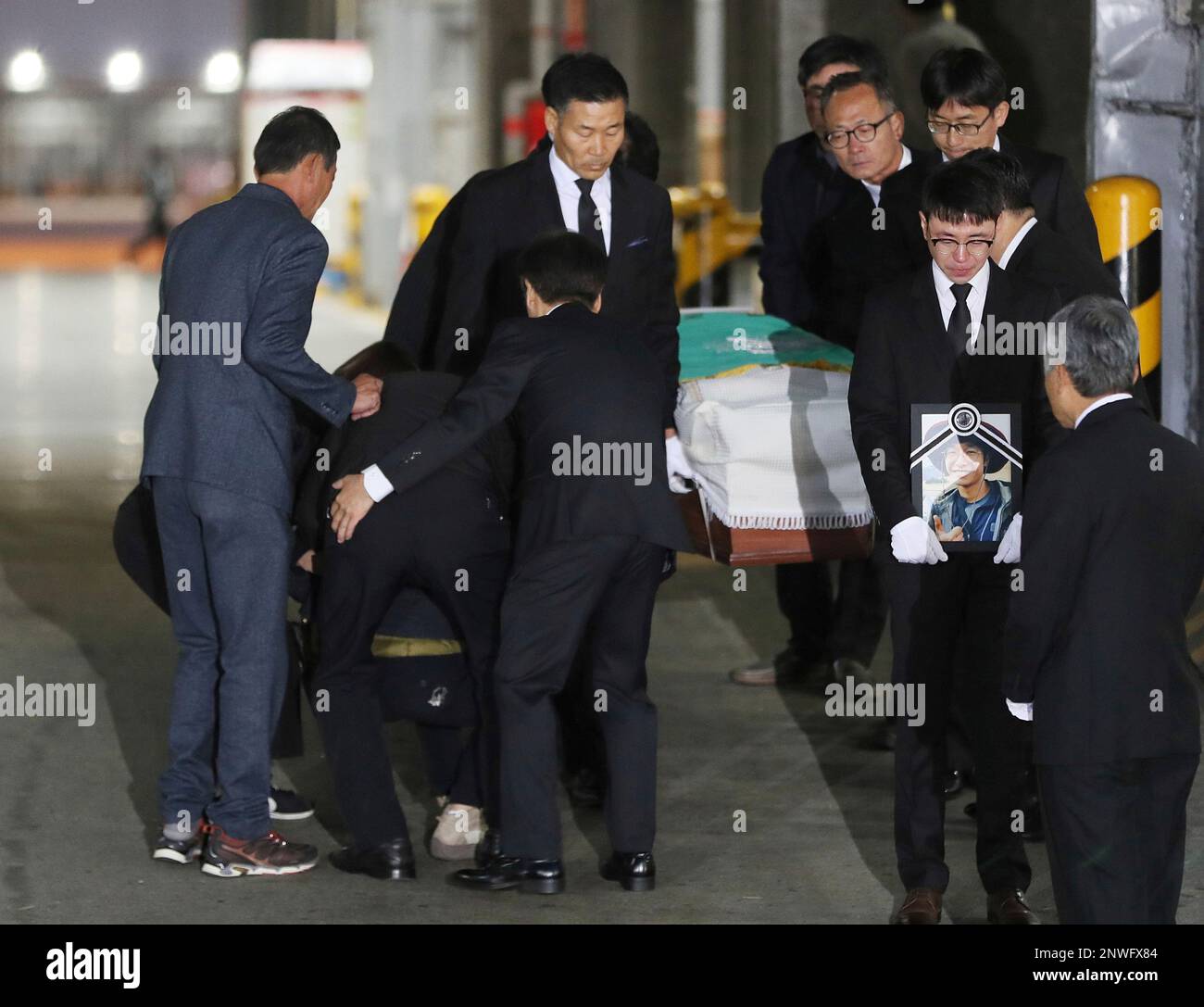 Family members of late mountain climber Lee Jae-hoon mourn as a casket ...