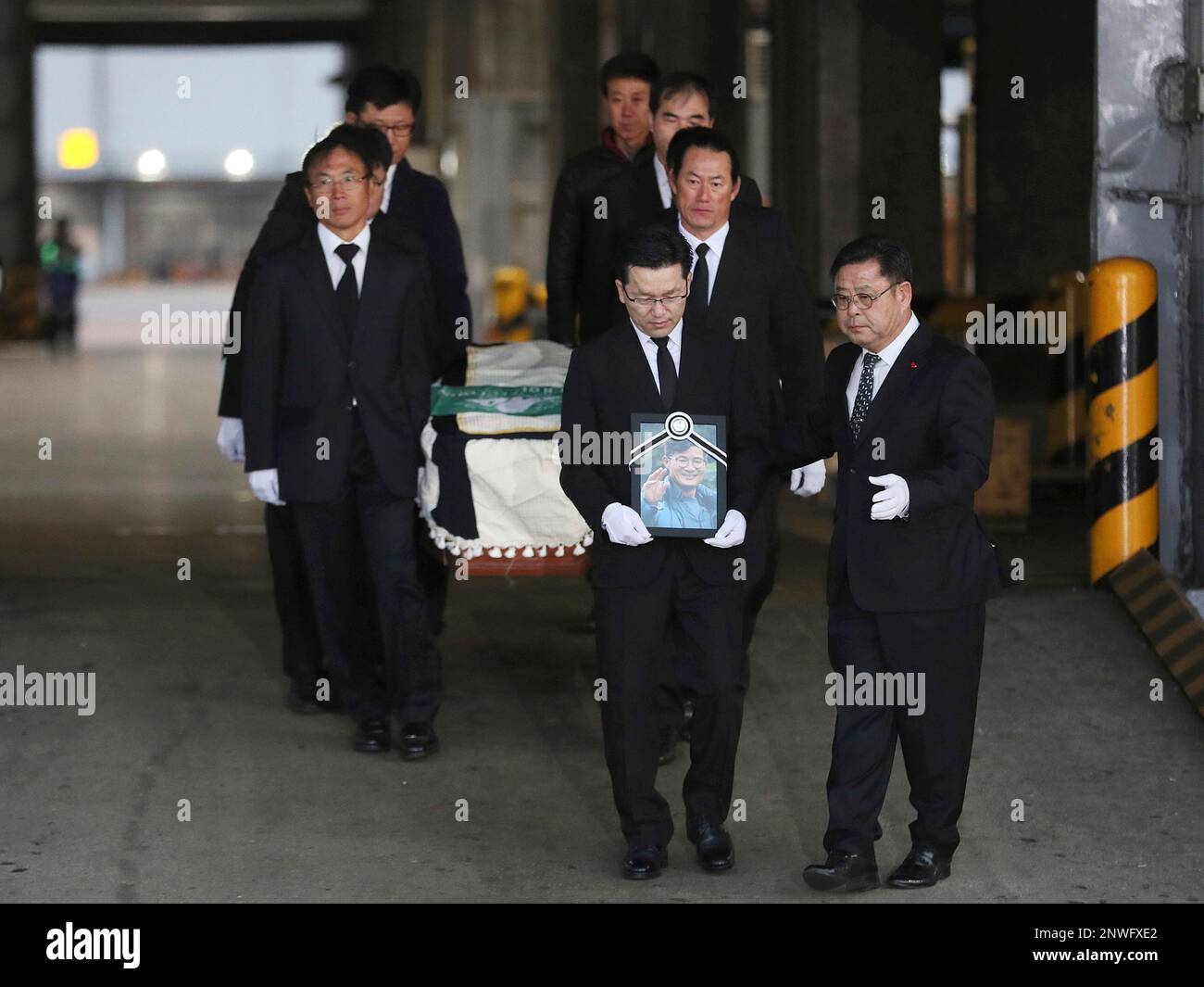Relatives and friends of the late mountain climber Kim Chang-ho carry ...