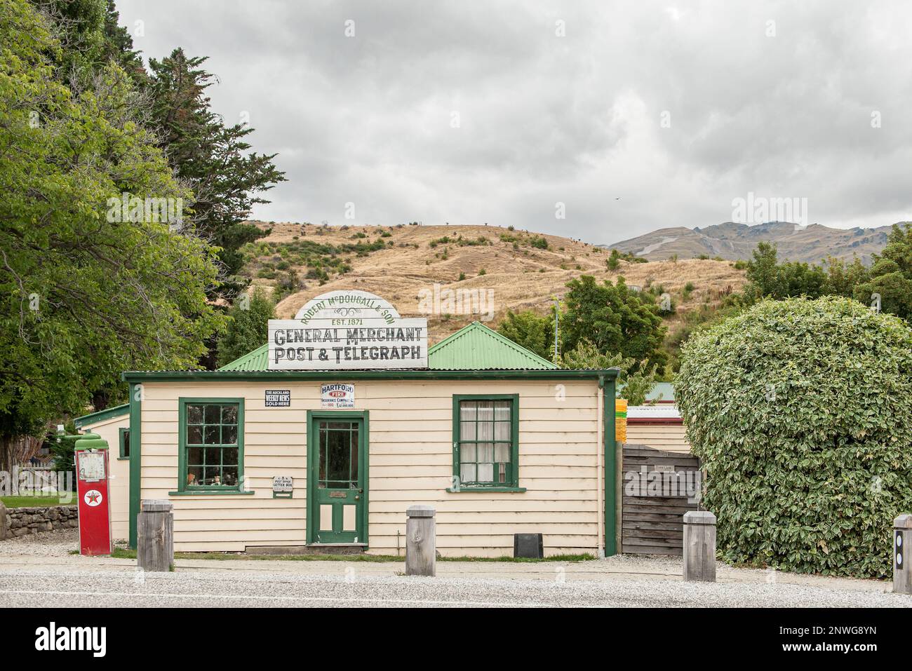 Cardrona Post and Telegraph along Crown Range Road in Central Otago ...