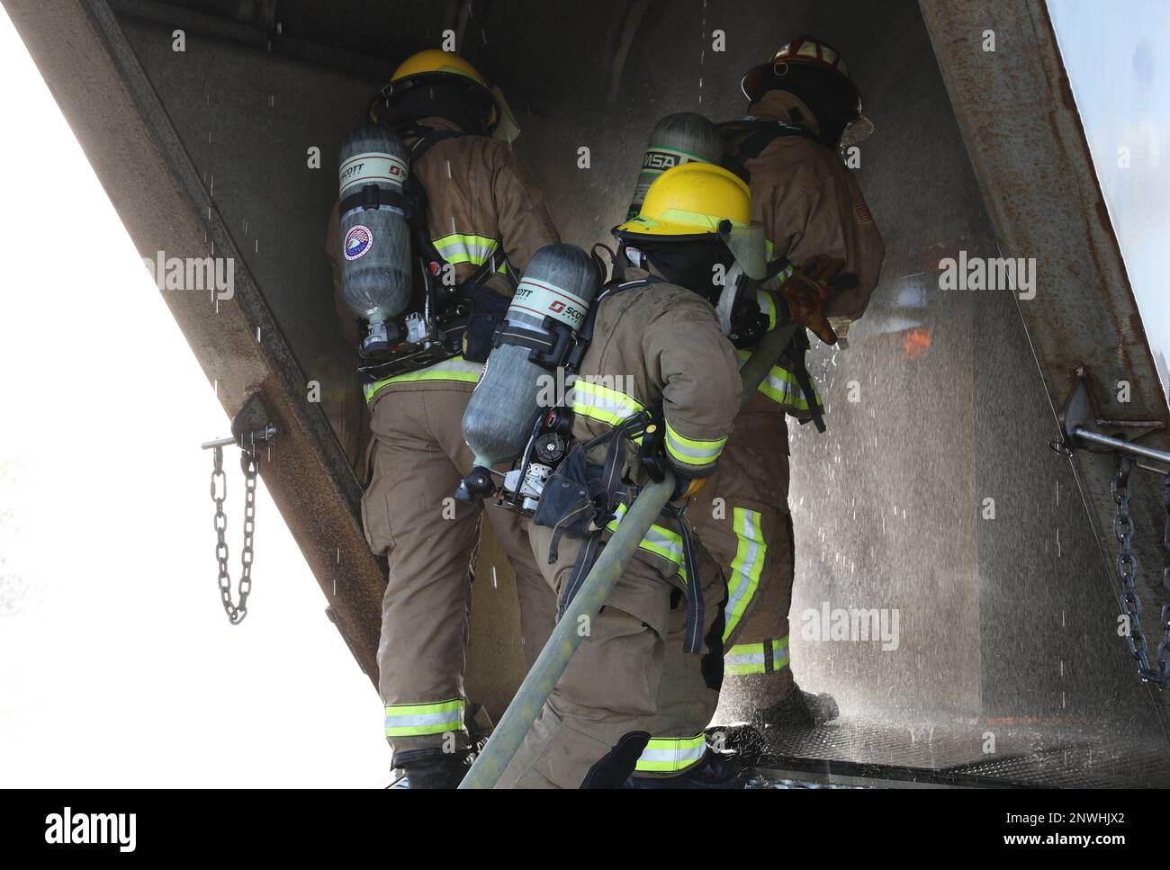 Hawaii Army National Guard Soldiers assigned to 297th Engineer ...
