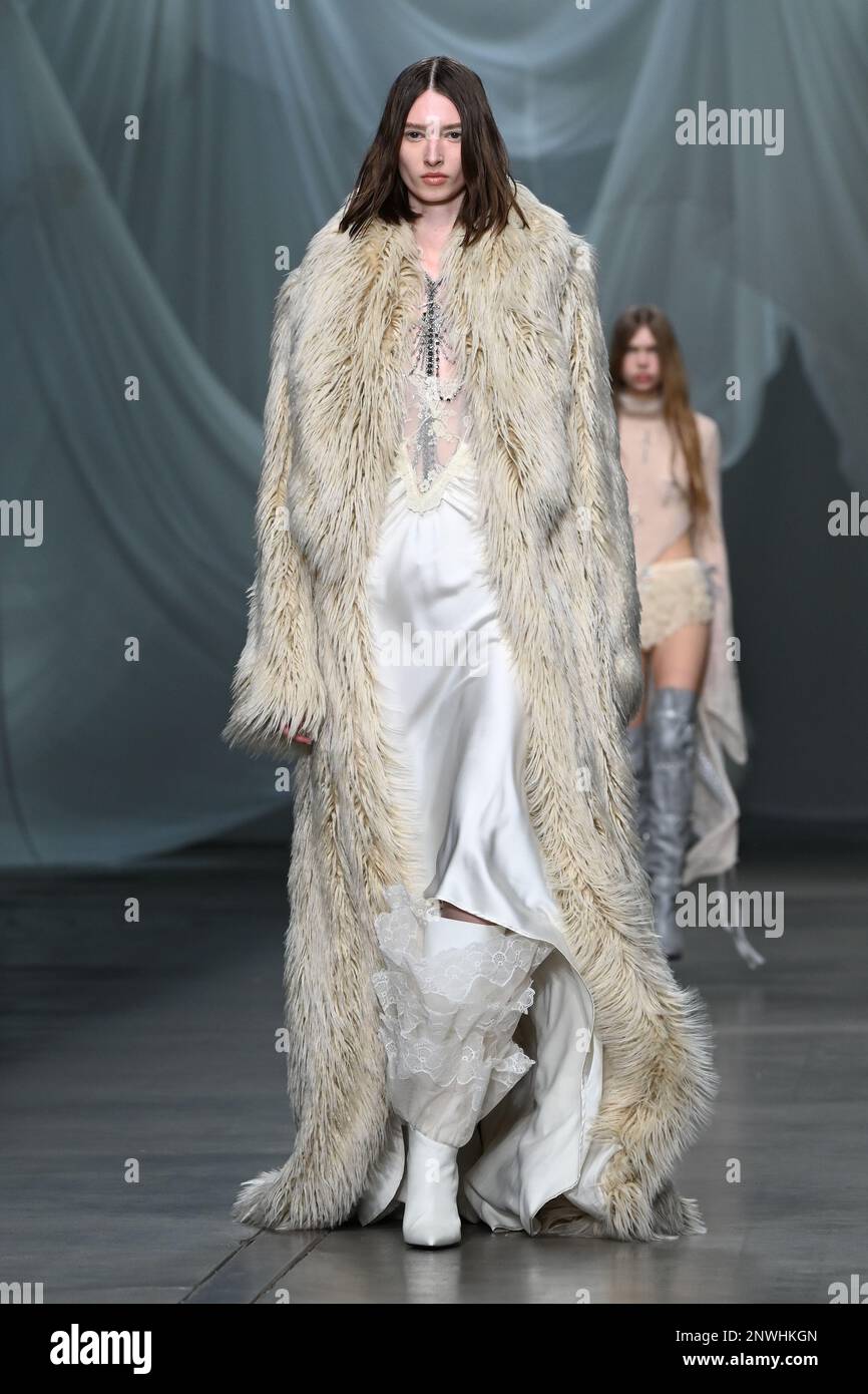 Aniye Records fashion show catwalk at Milan Fashion Week, women fall ...