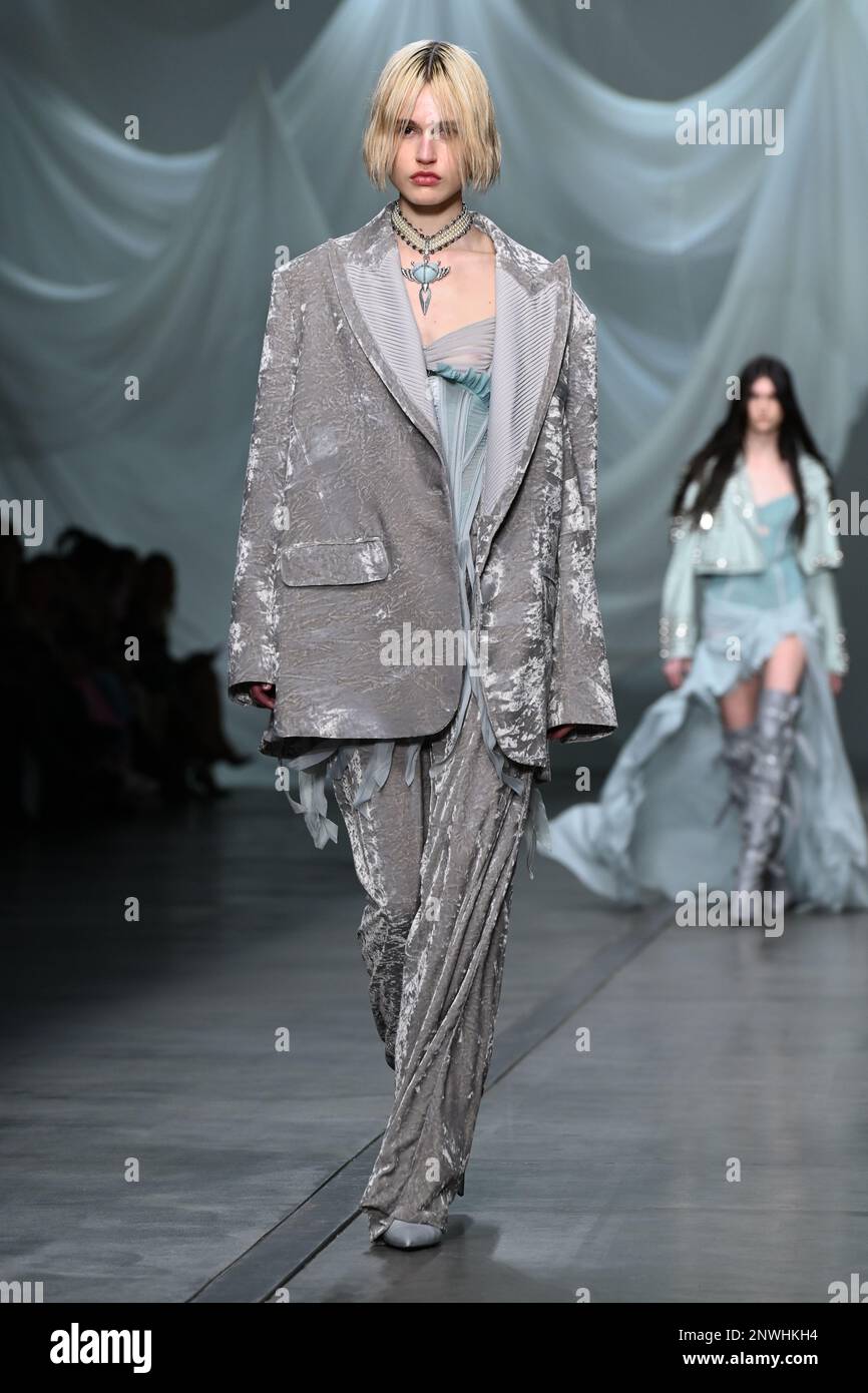Aniye Records fashion show catwalk at Milan Fashion Week, women fall ...