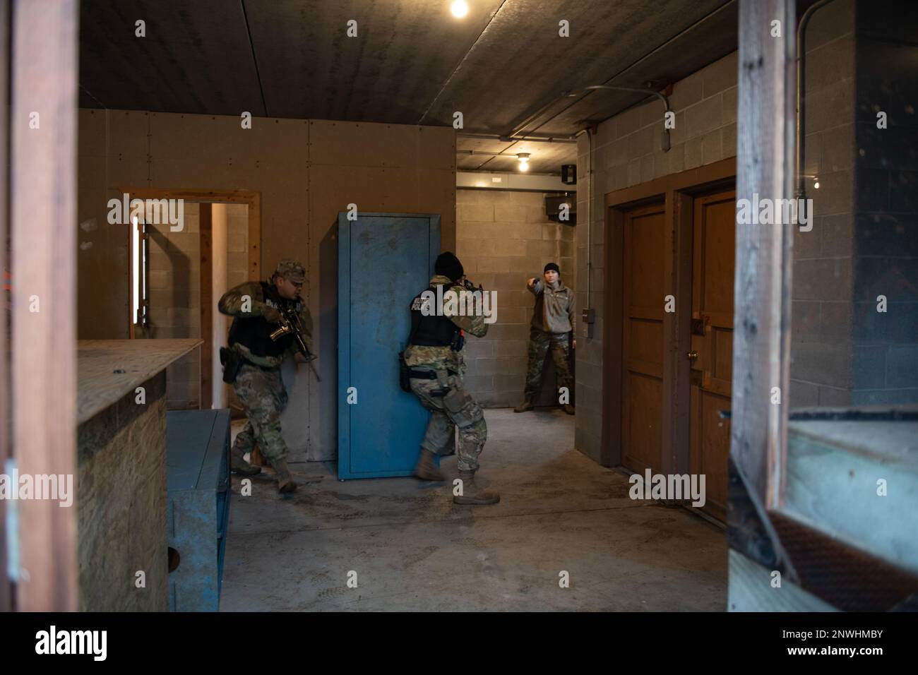Washington National Guard Soldiers with the 506th Military Police ...