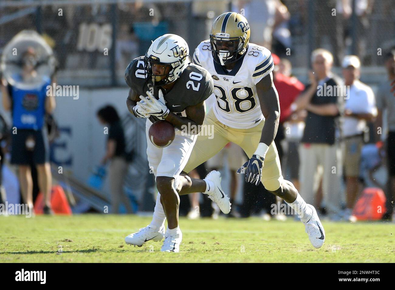 Central Florida defensive back Brandon Moore (20) nearly intercepts a ...