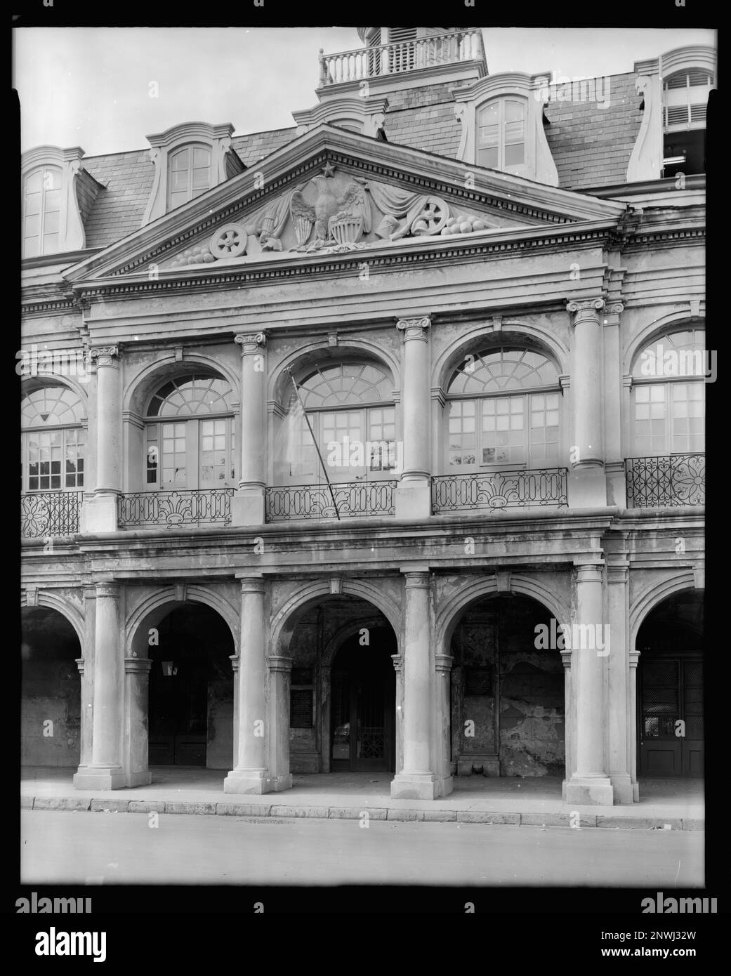 Architectural pediments Black and White Stock Photos & Images - Alamy