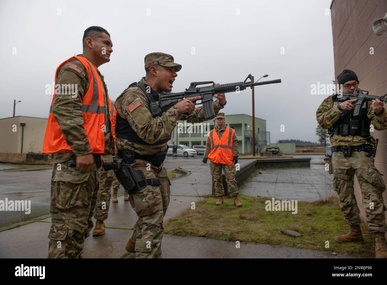 Washington National Guard Soldiers with the 506th Military Police ...