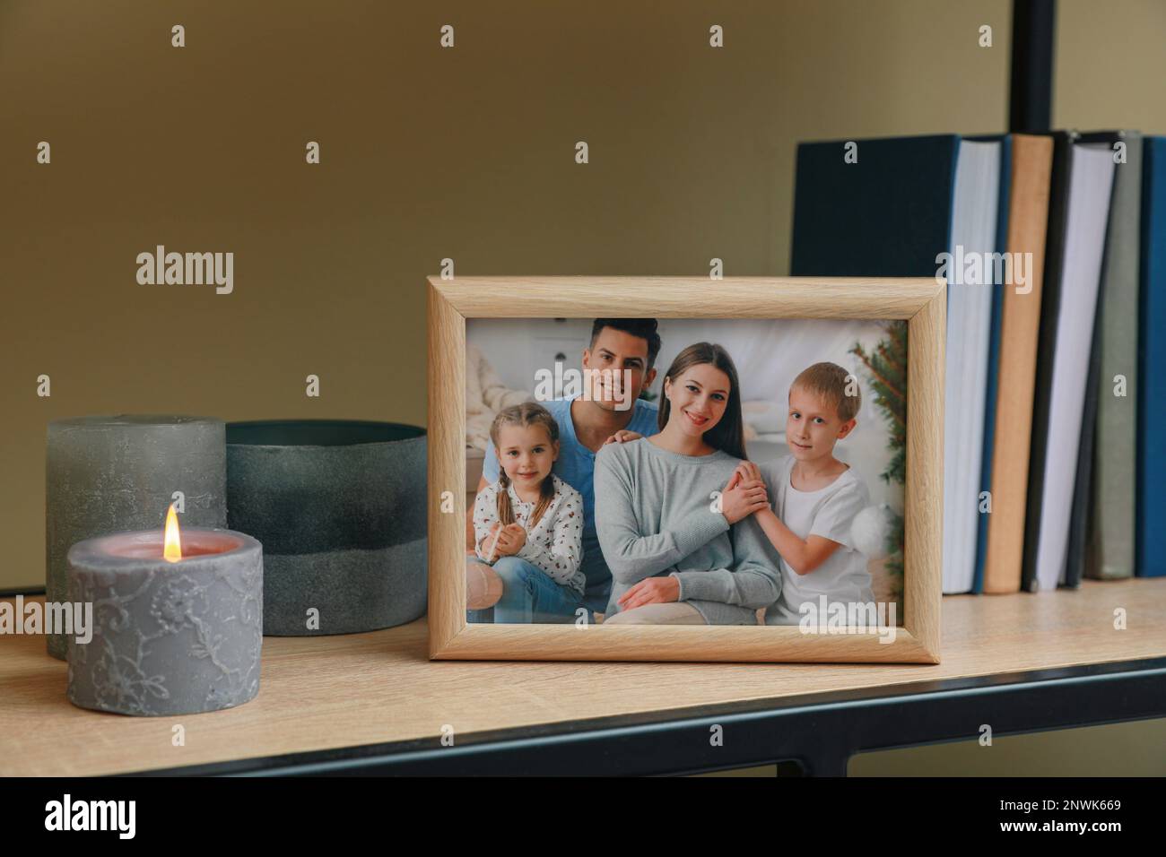 Framed family photo hi-res stock photography and images - Alamy