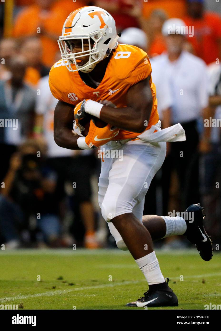 Tennessee running back Ty Chandler (8) carries the ball versus Florida ...