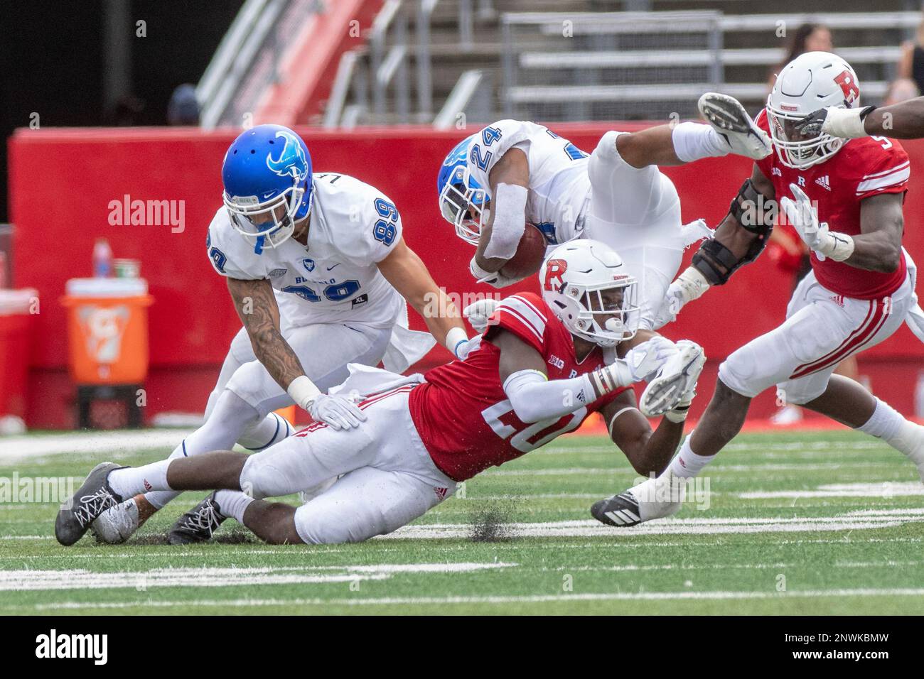 PISCATAWAY, NJ - SEPTEMBER 22: Rutgers Scarlet Knights linebacker ...