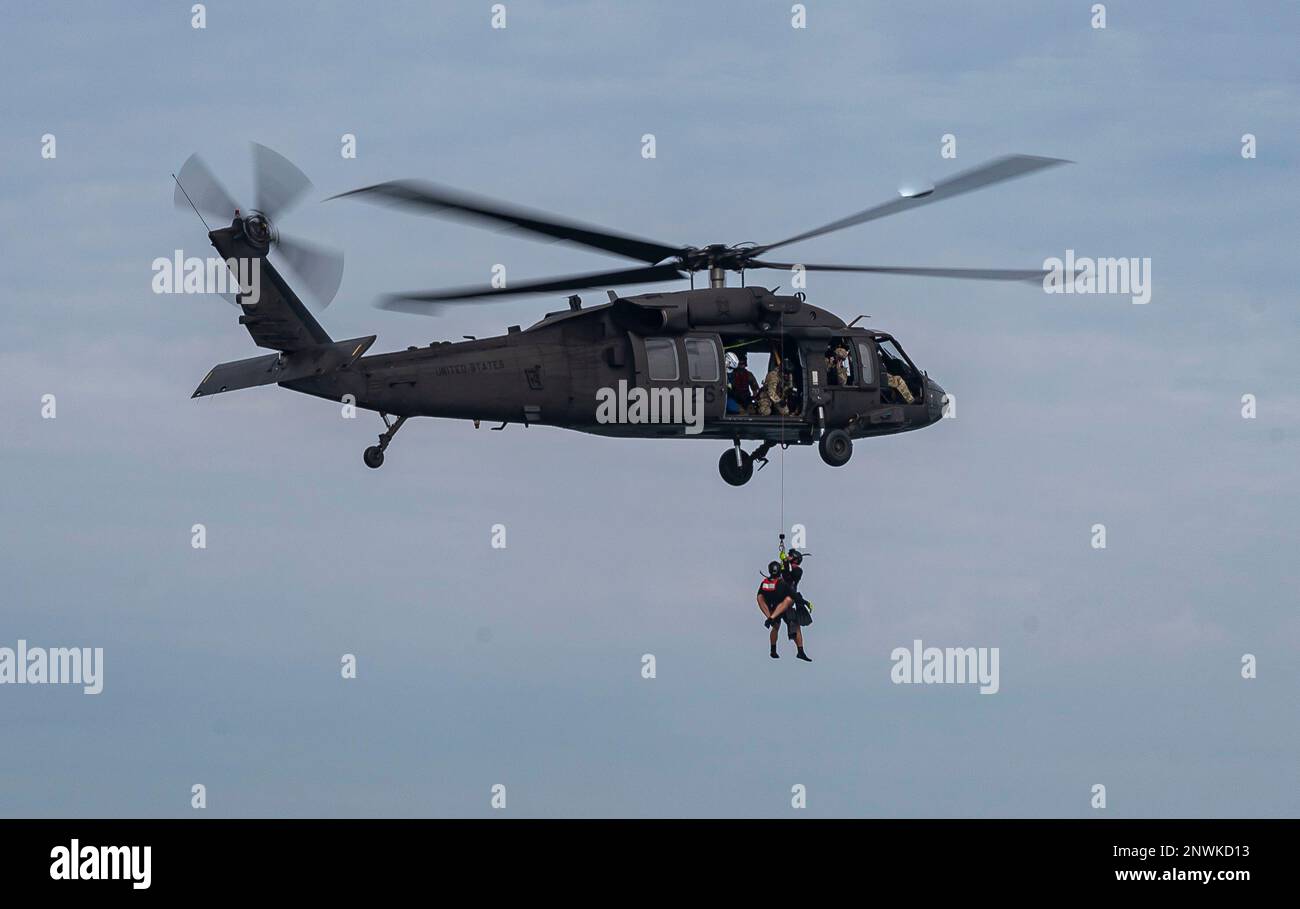 Members of the FBI Hostage Rescue Team raise into an H-60 M Black Hawk ...