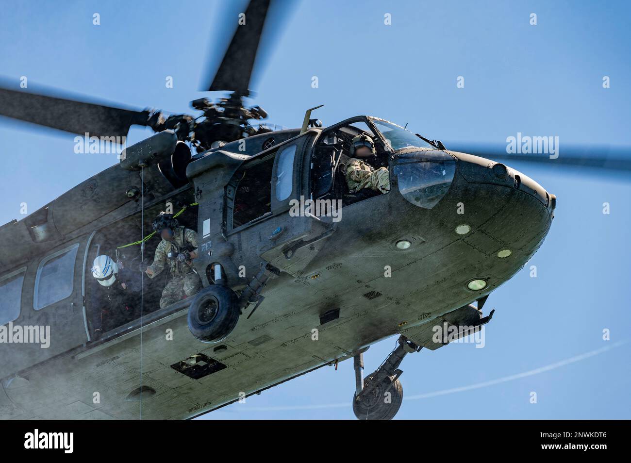 Members of the FBI's Hostage Rescue Team hoist volunteers from ...