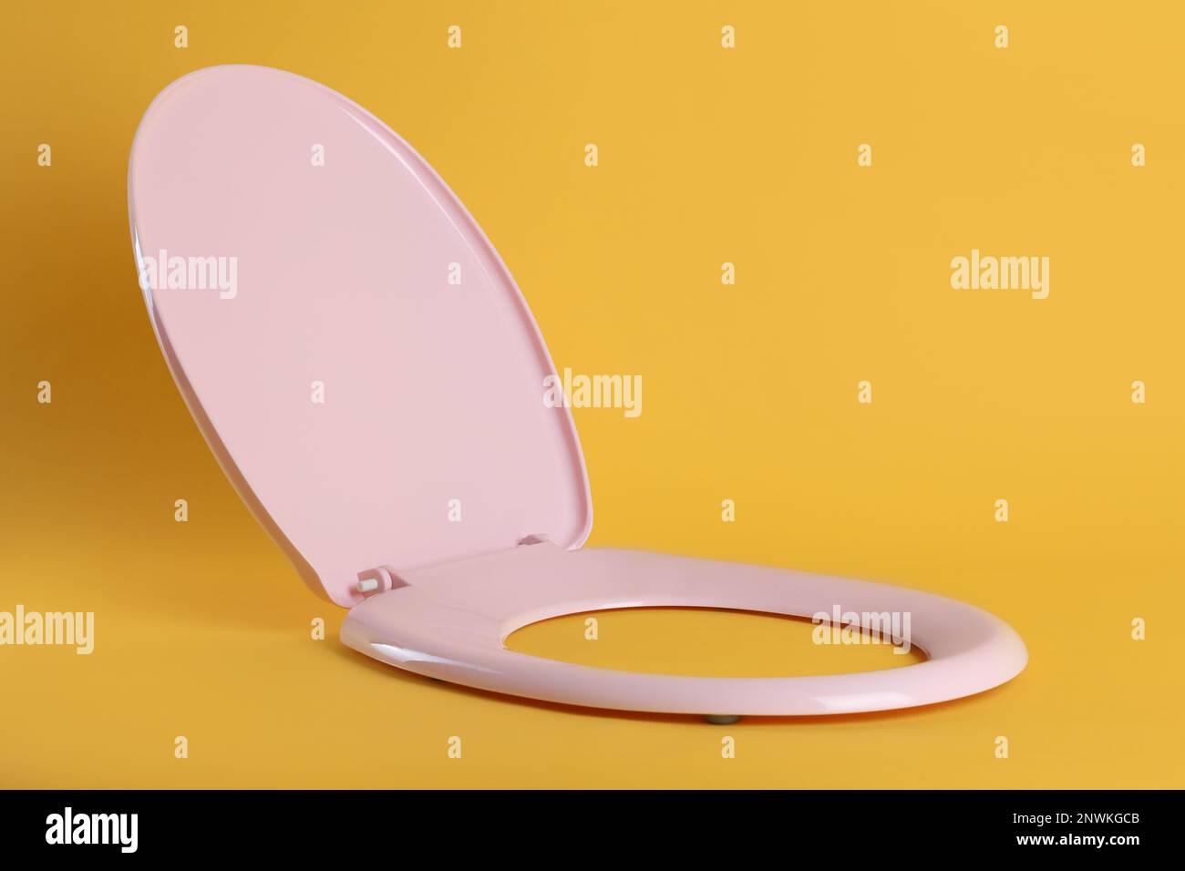 Toilet with yellow seat hi-res stock photography and images - Alamy