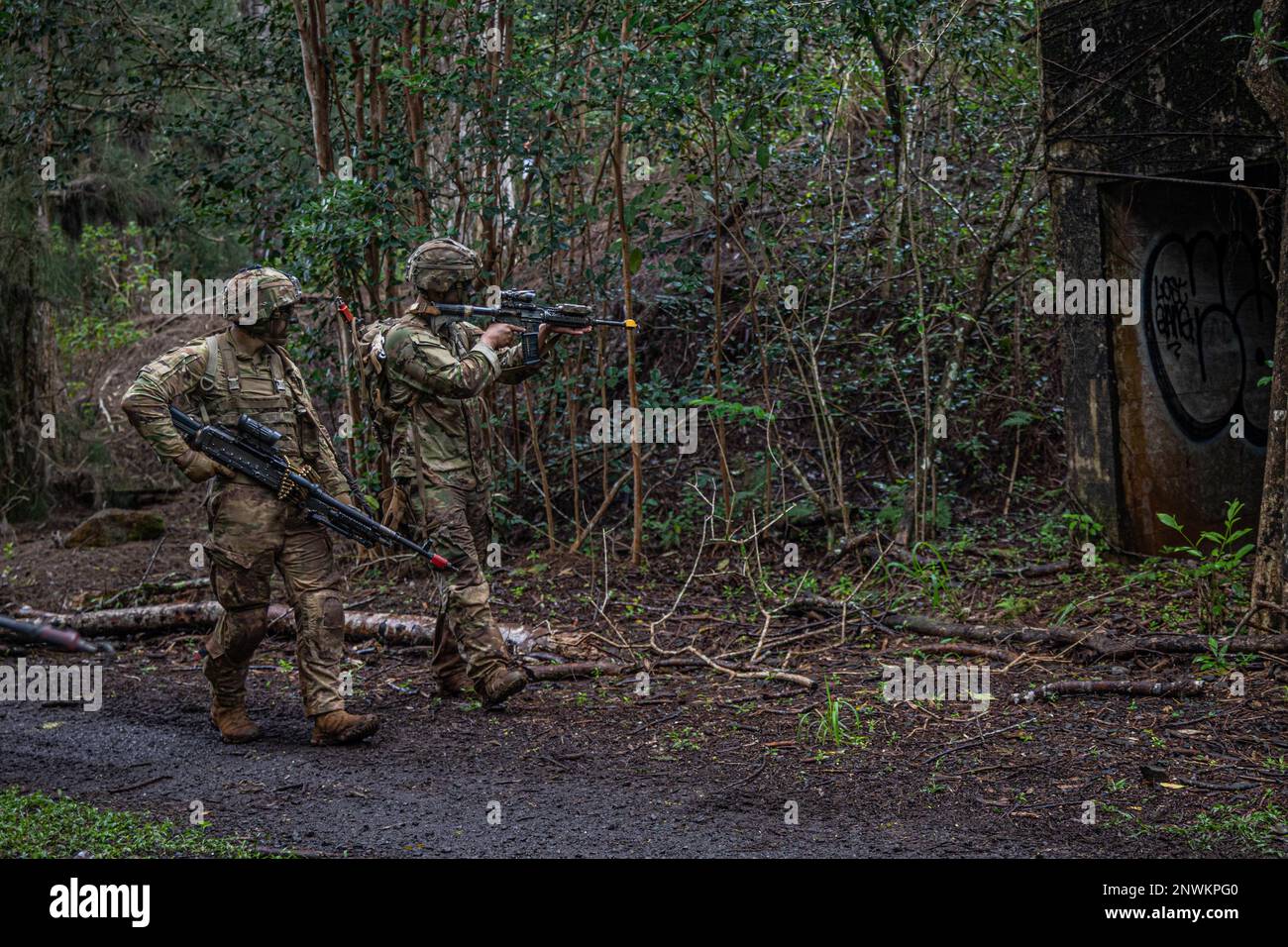 U.S. Army Soldiers from 1st Battalion, 325th Airborne Infantry Regiment ...