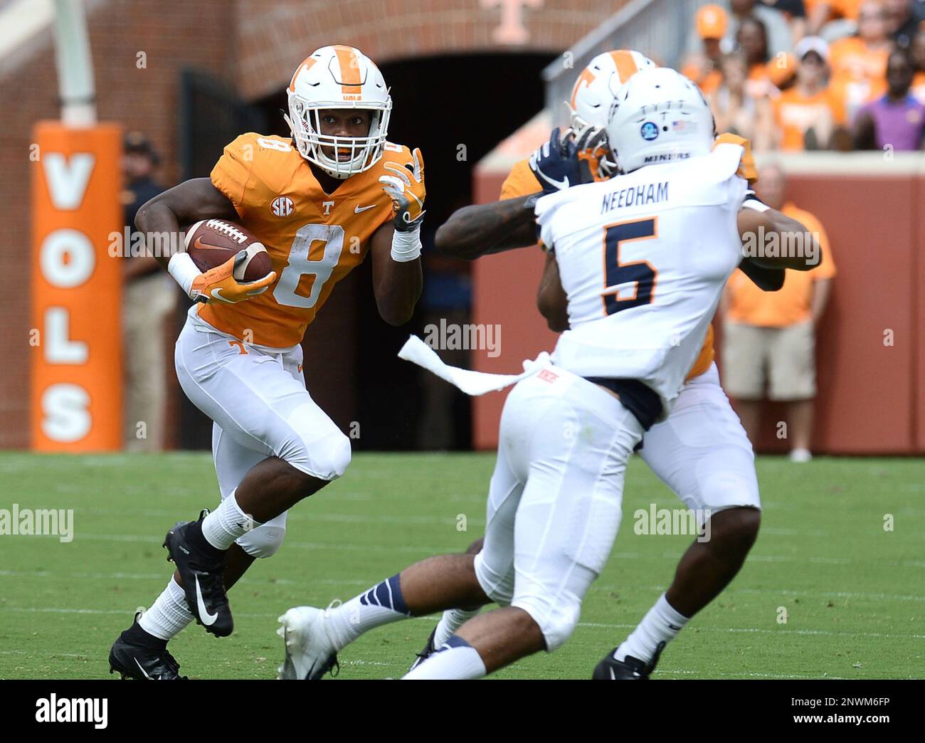 Tennessee Volunteers running back Ty Chandler (8) runs the ball up the ...