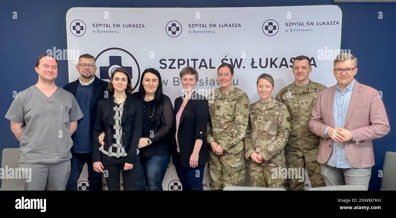 Soldiers from the 4th Infantry Division (4 ID) Surgeon Cell pose for a ...