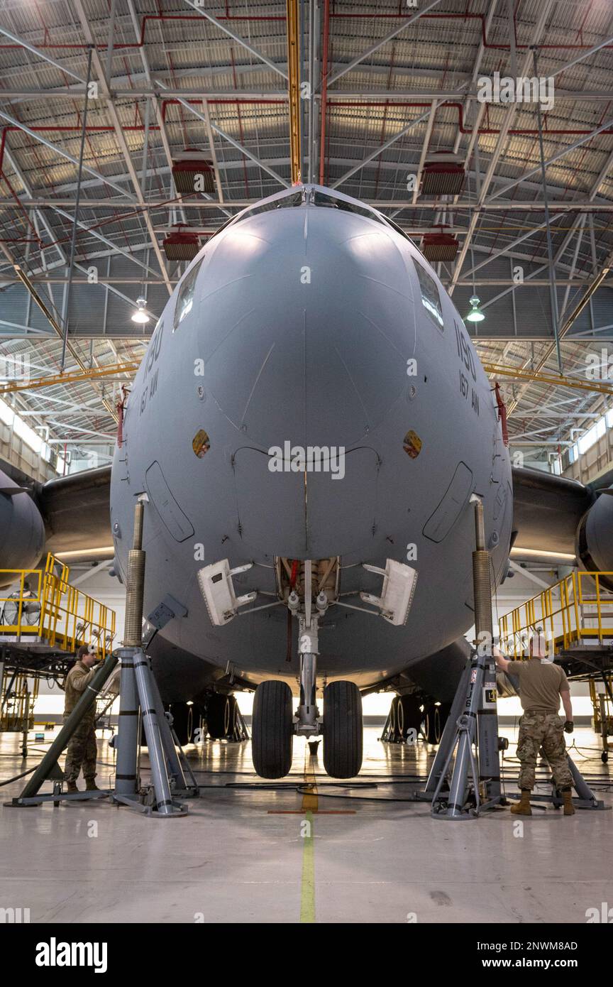 Maintainers with the 167th Maintenance Group lift a C-17 Globemaster ...
