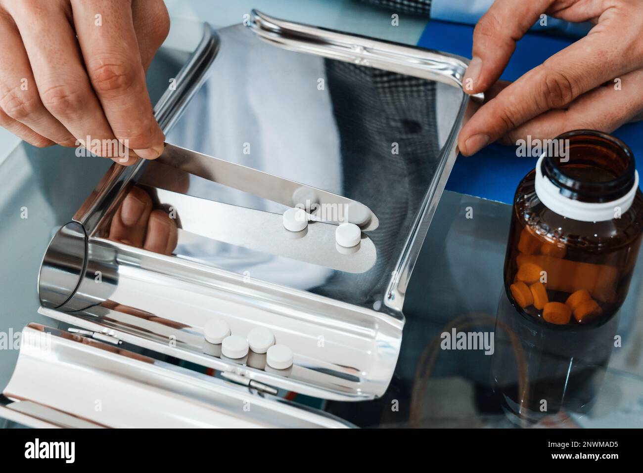 Counting tray hi-res stock photography and images - Alamy