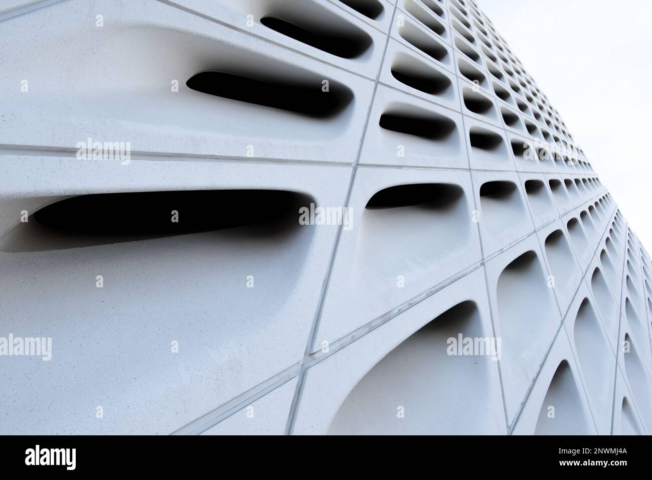 The patterned exterior wall of the Broad Museum in Downtown Lois ...