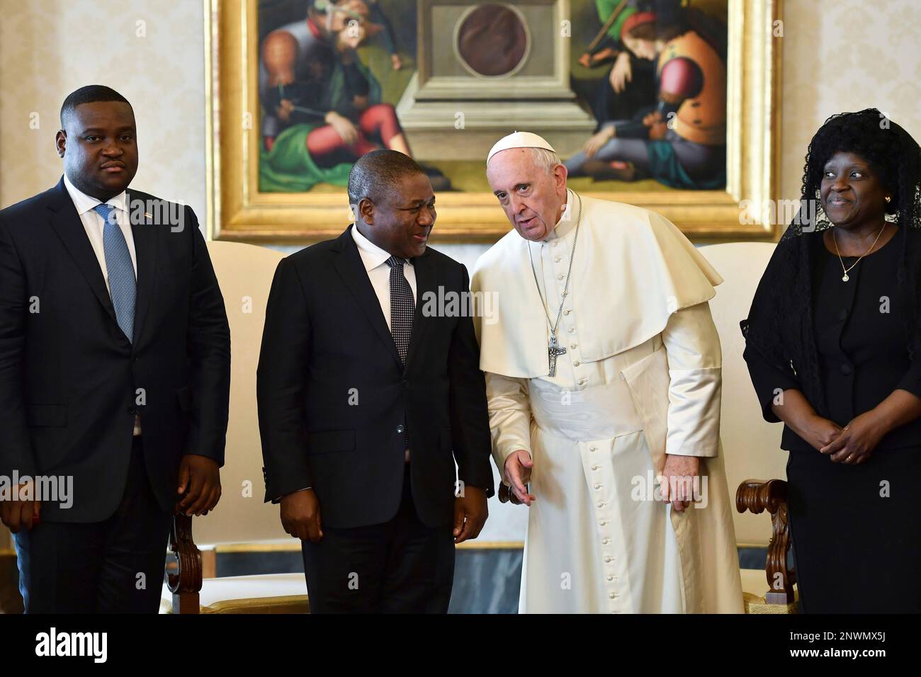 Pope Francis poses with Mozambique president Filipe Nyusi, his wife ...