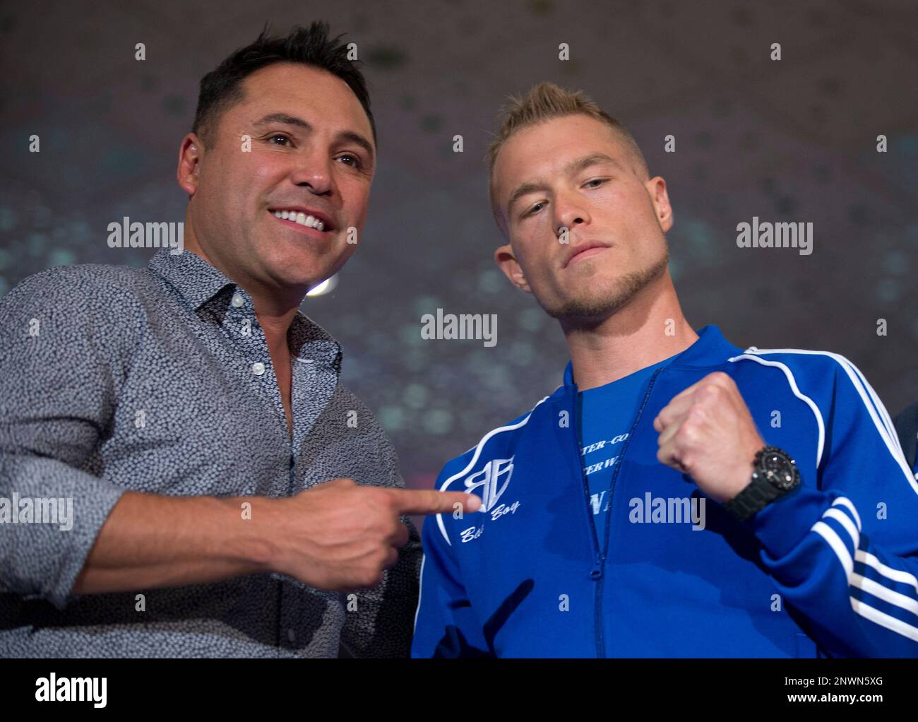 Boxing promoter Oscar De La Hoya, left, poses with junior middleweight ...
