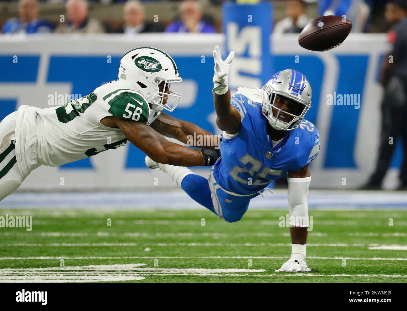 Detroit Lions running back Theo Riddick (25) reaches for the ball as ...