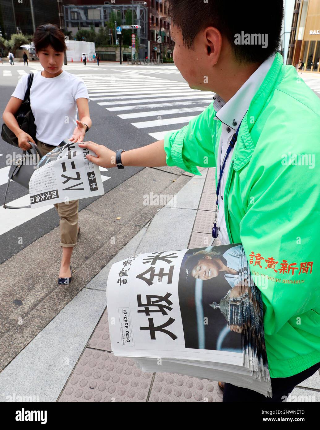 Japanese newspaper Yomiuri Shimbun issues an extra edition of the ...