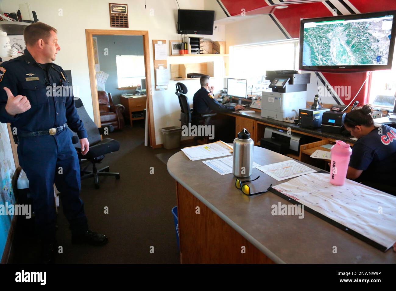Cal Fire Battalion Chief Jake Sjolund, talks to crew members of the ...