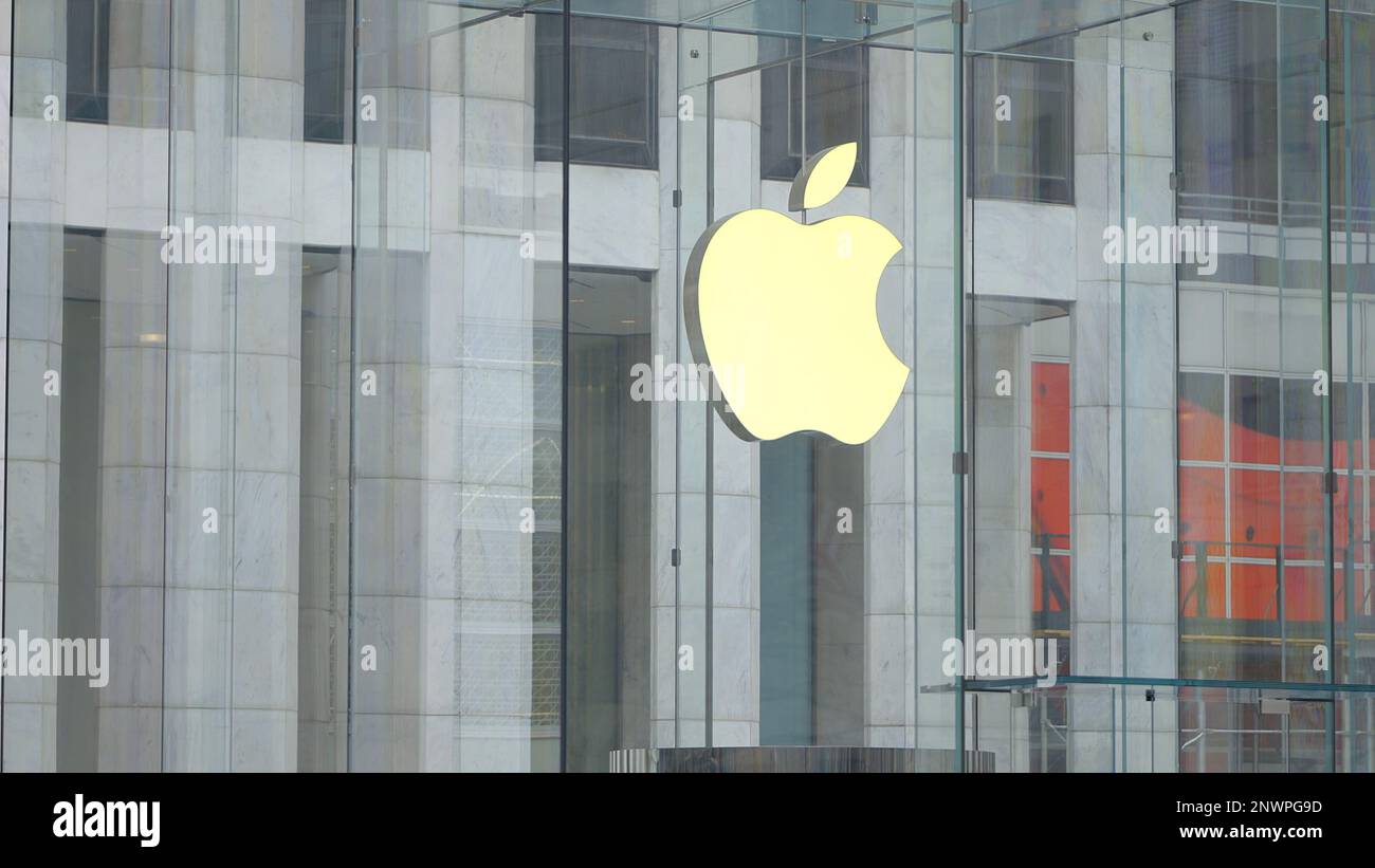 Famous Apple store at 5th Avenue in New York - NEW YORK CITY, USA ...