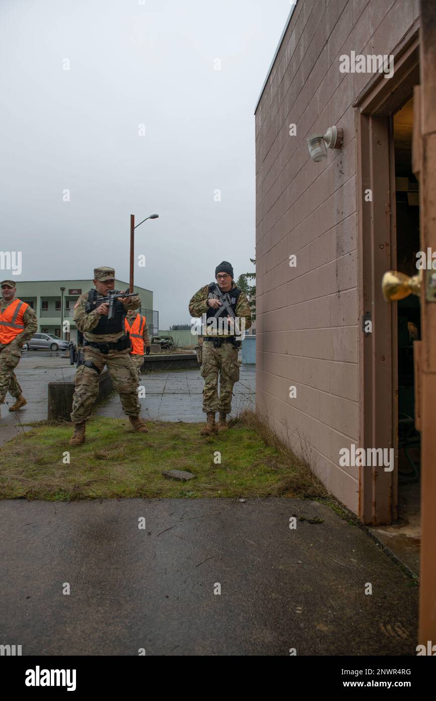 Washington National Guard Soldiers with the 506th Military Police ...