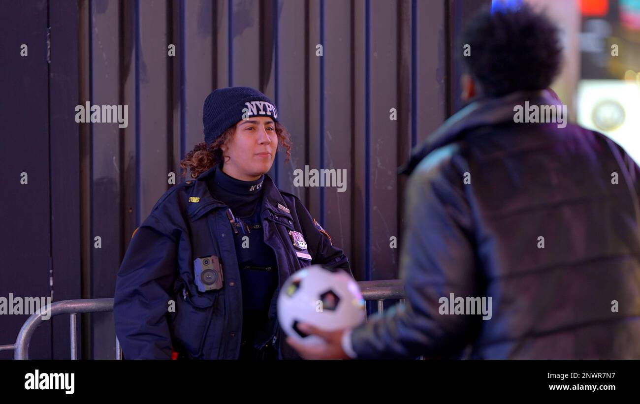 Friendly NYPD Police Officers in New York - NEW YORK CITY, USA ...